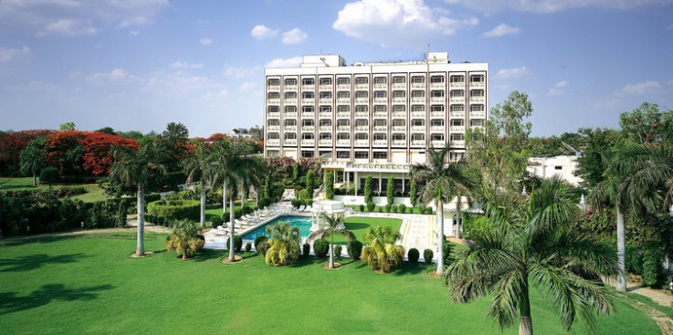 Top Hotels to Stay Near Taj Mahal Agra: Tour My India